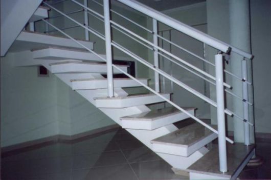 Guarda-Corpo de Alumínio para Escada e Sacada: Dicas e 40 fotos!