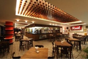 Decoração de bar: estilos e 48 inspirações de como decorar o espaço!